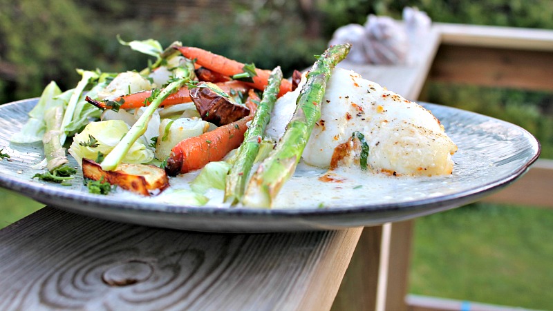 Bagte majroer, gulerødder, kartofler samt rå asparges med estragon ...